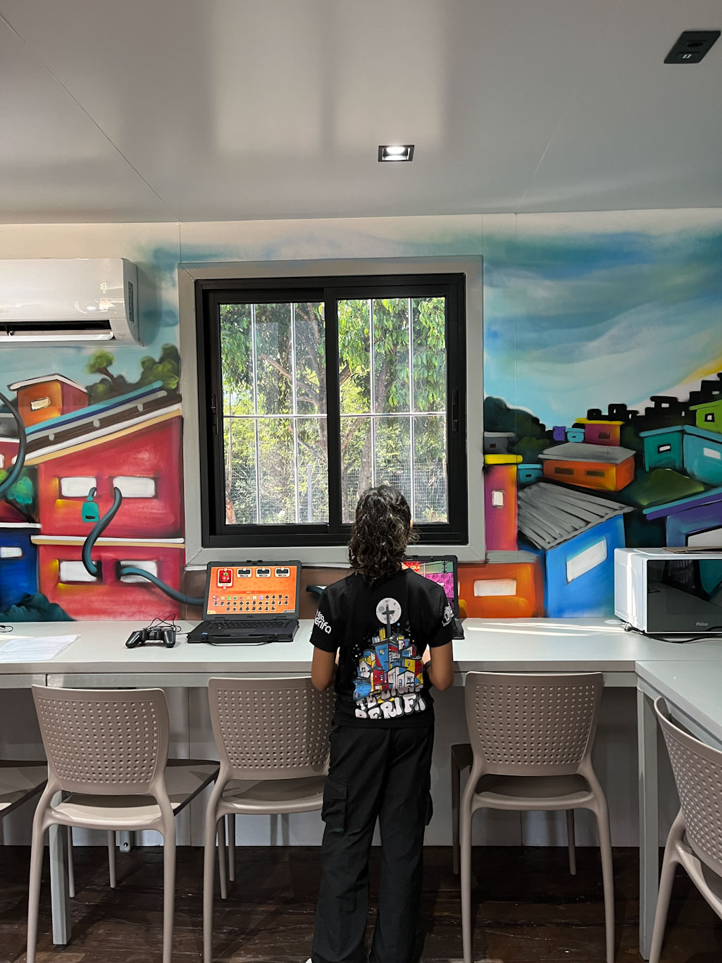 Portable Connectivity Centers to Support Communities | Dell USA